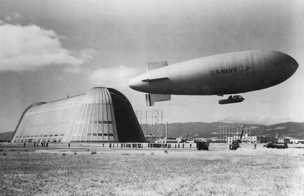 Google takes over NASA's blimp hangar, but likely for exec jets rather ...