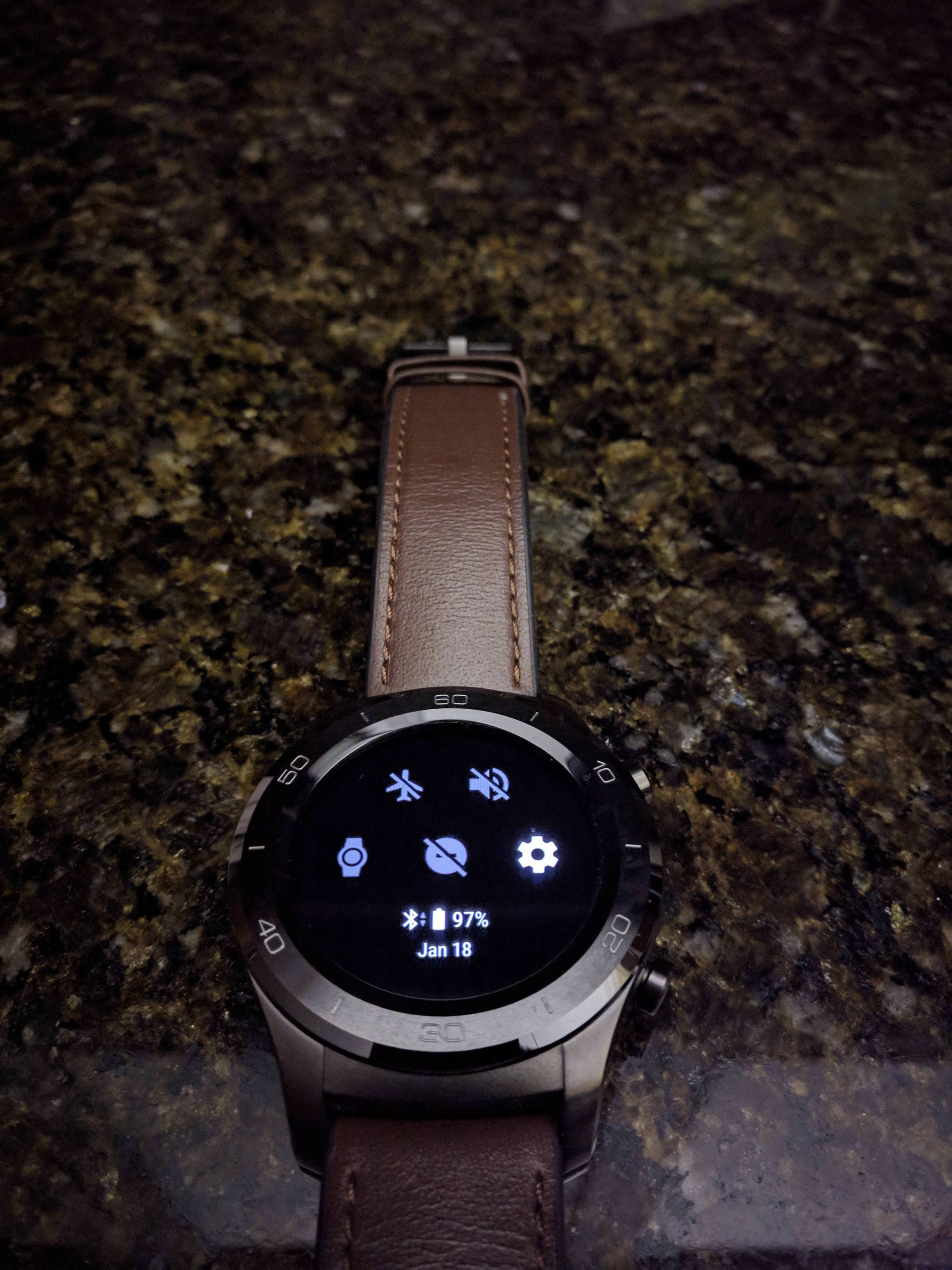 Android Wear 2.8 rolling out with darker background, more compact notification layout - 9to5Google