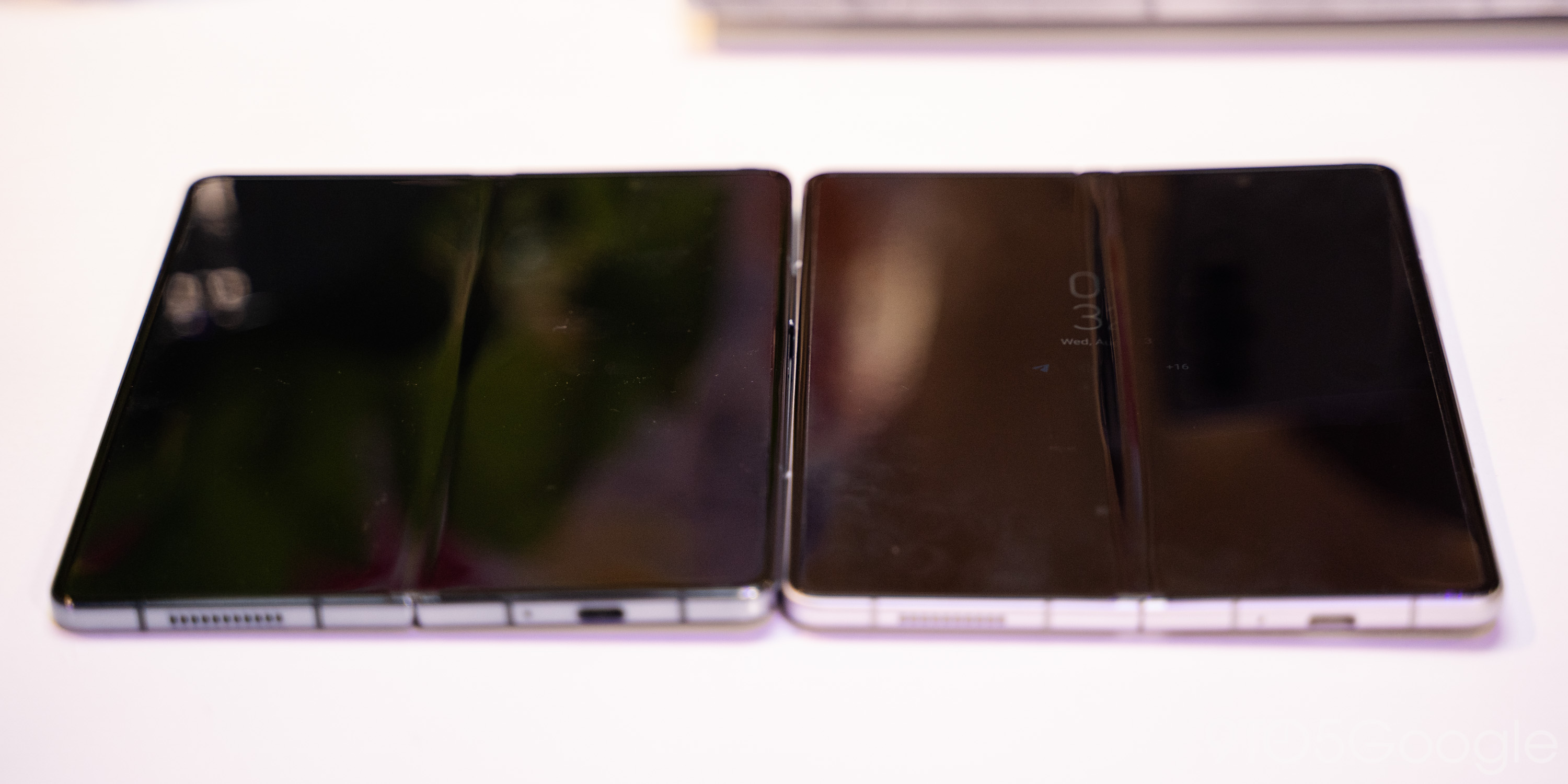 This is the display crease on Galaxy Z Fold 4 and Flip 4