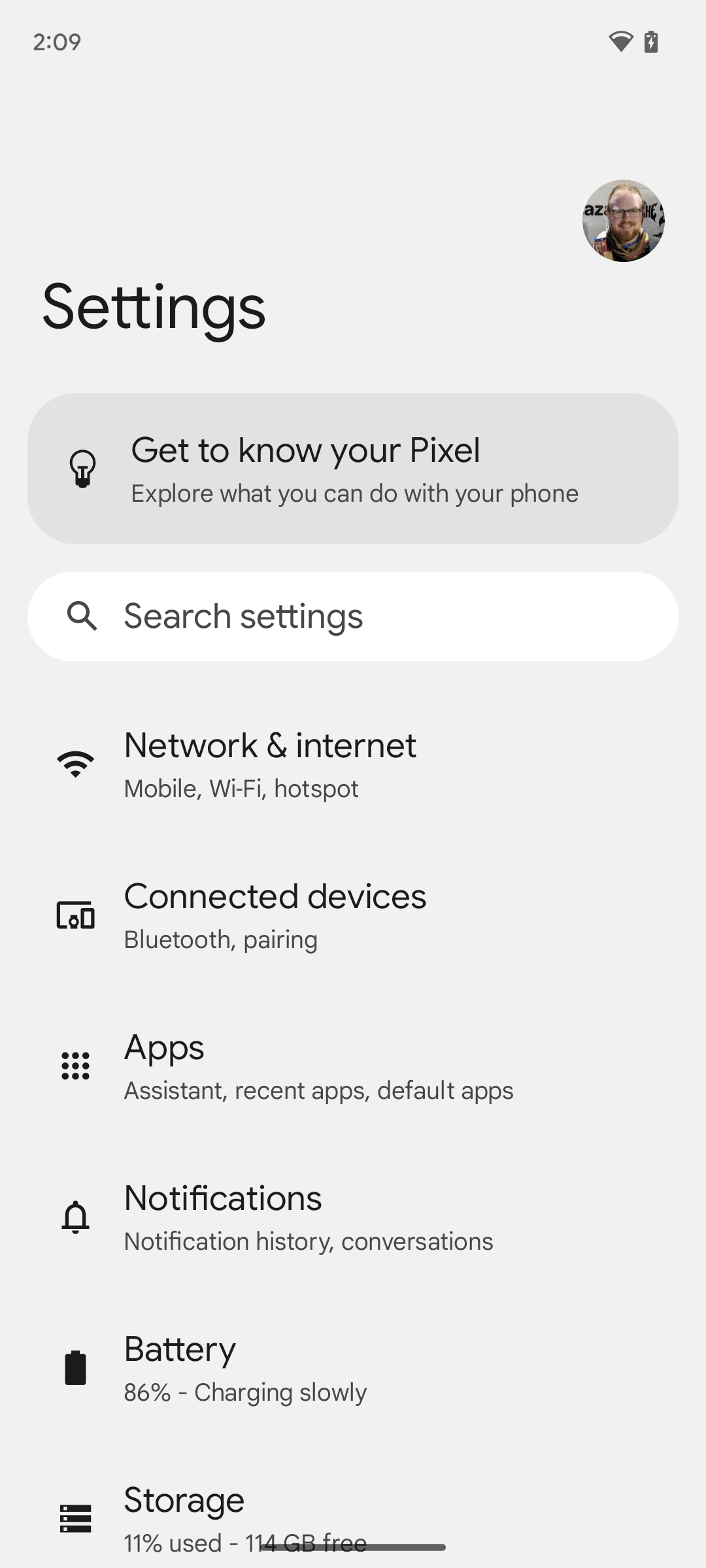 Android 14: Pixel monochrome theme, prep for custom clocks