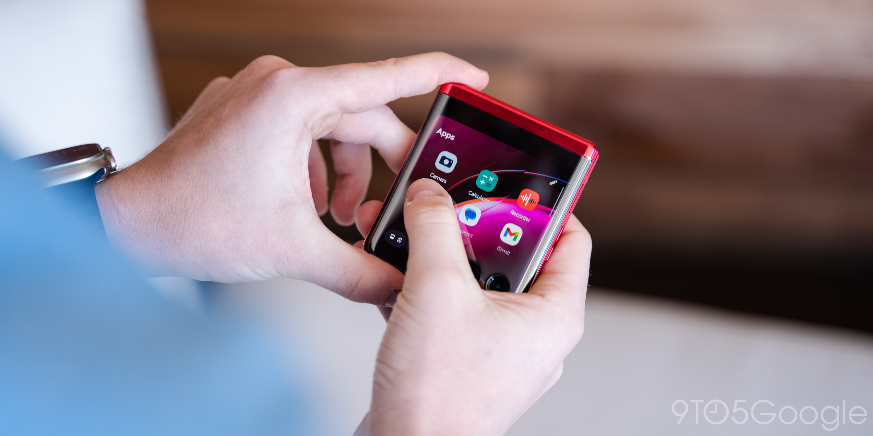 Motorola Razr+ display: What you can do on the outside