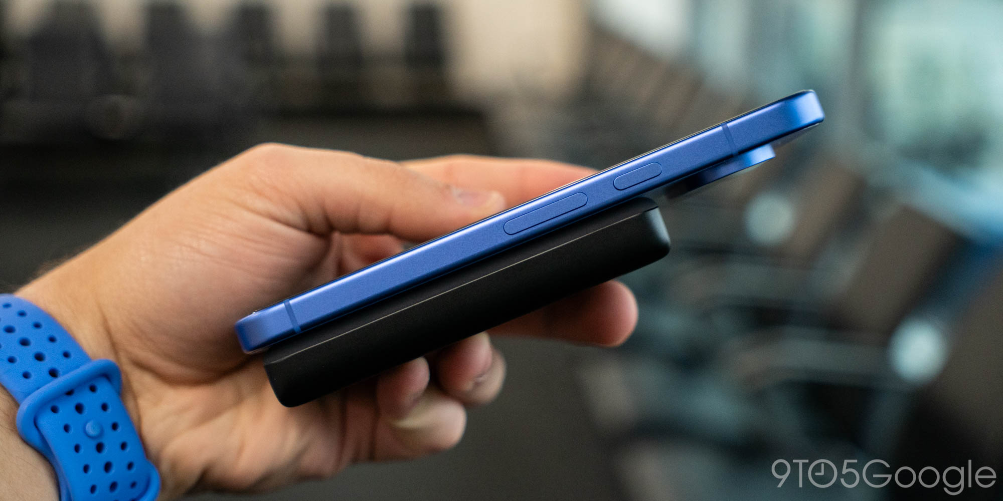 This 10,000 mAh Qi2 battery bank is thin enough for Pixel 10